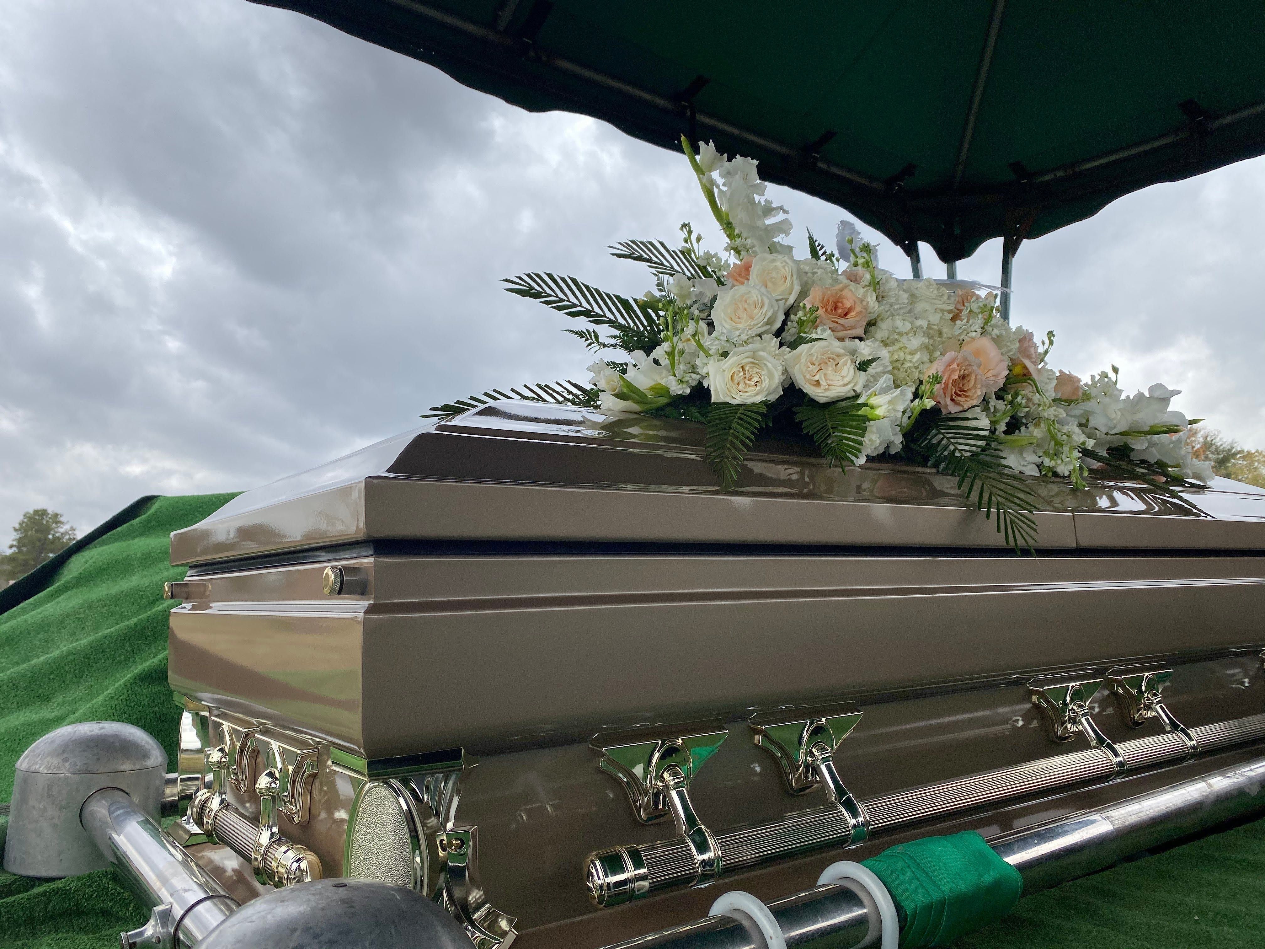Planning a Graveside Burial Service | Altogether
